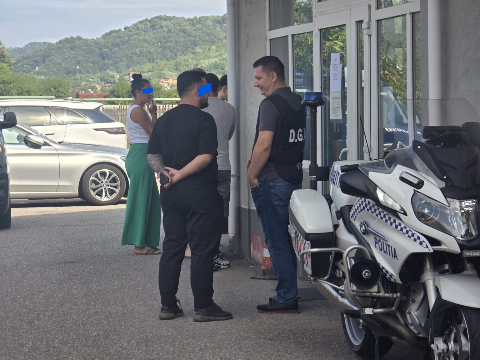 FOTO/VIDEO – UPDATE. Percheziții la Poliția Rutieră Vâlcea. Trei agenți ...