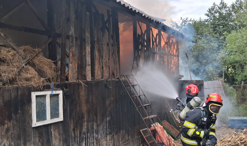 FOTO – Incendiu într-o gospodărie din Grădiștea. Pompierii intervin de ...